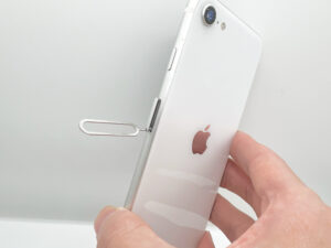 SIMカードの取り出し方は？iPhoneとAndroidの両方でのやり方を紹介 | スマピタ